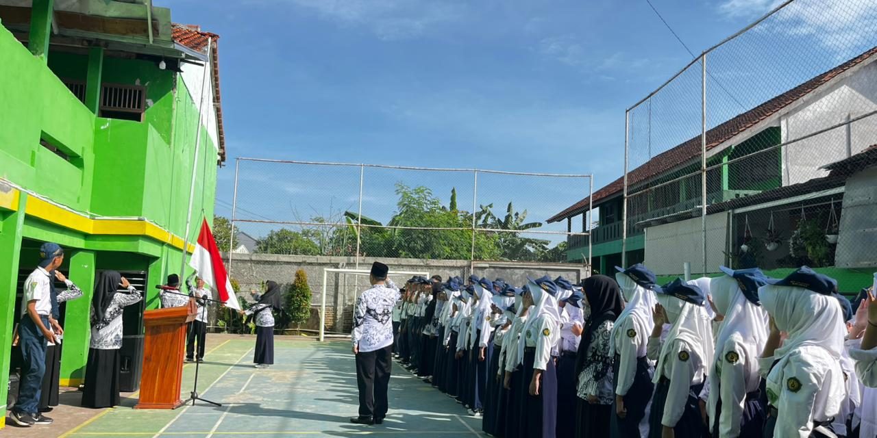 Upacara Peringatan HARI GURU NASIONAL 2025 ”MTs SALAFIYAH KALIMAS ...