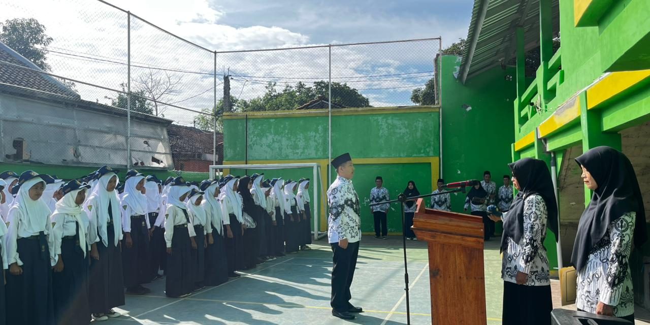 Upacara Peringatan HARI GURU NASIONAL 2025 ”MTs SALAFIYAH KALIMAS ...