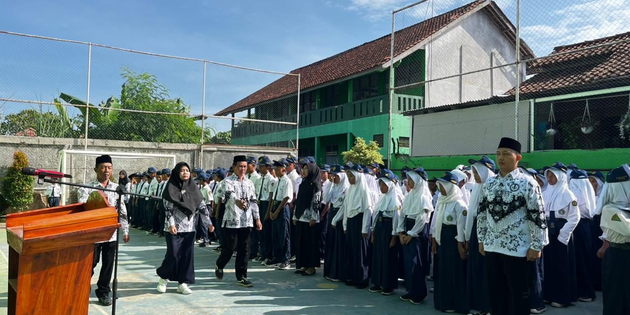 Upacara Peringatan HARI GURU NASIONAL 2025 ”MTs SALAFIYAH KALIMAS ...