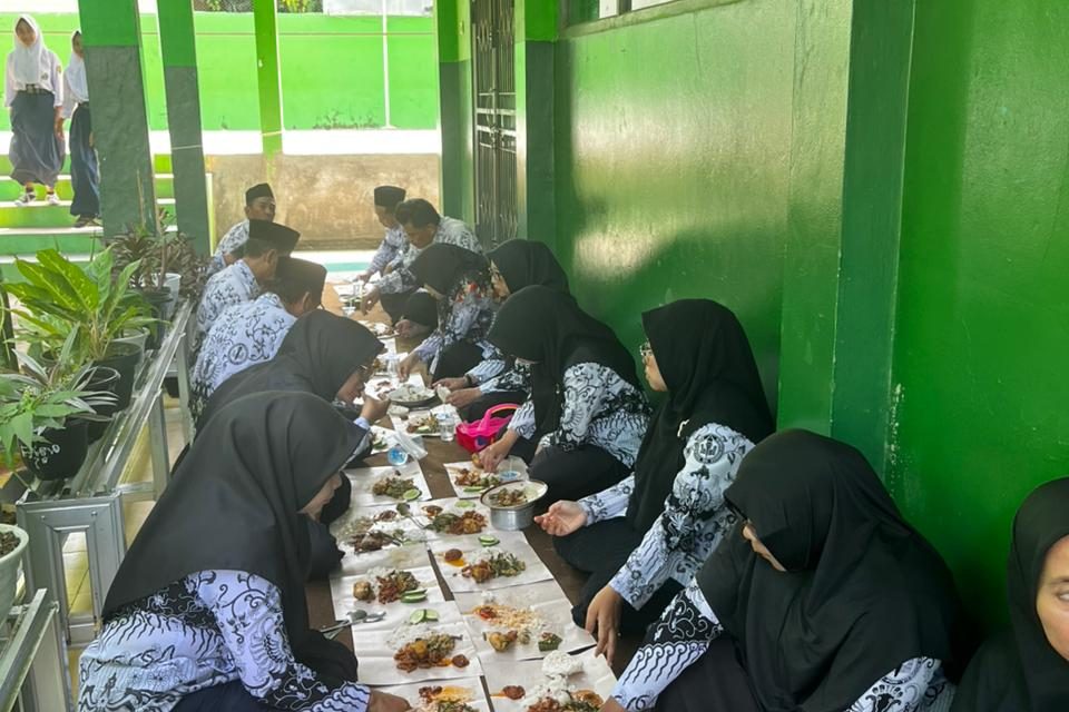 Upacara Peringatan HARI GURU NASIONAL 2025 ”MTs SALAFIYAH KALIMAS ...